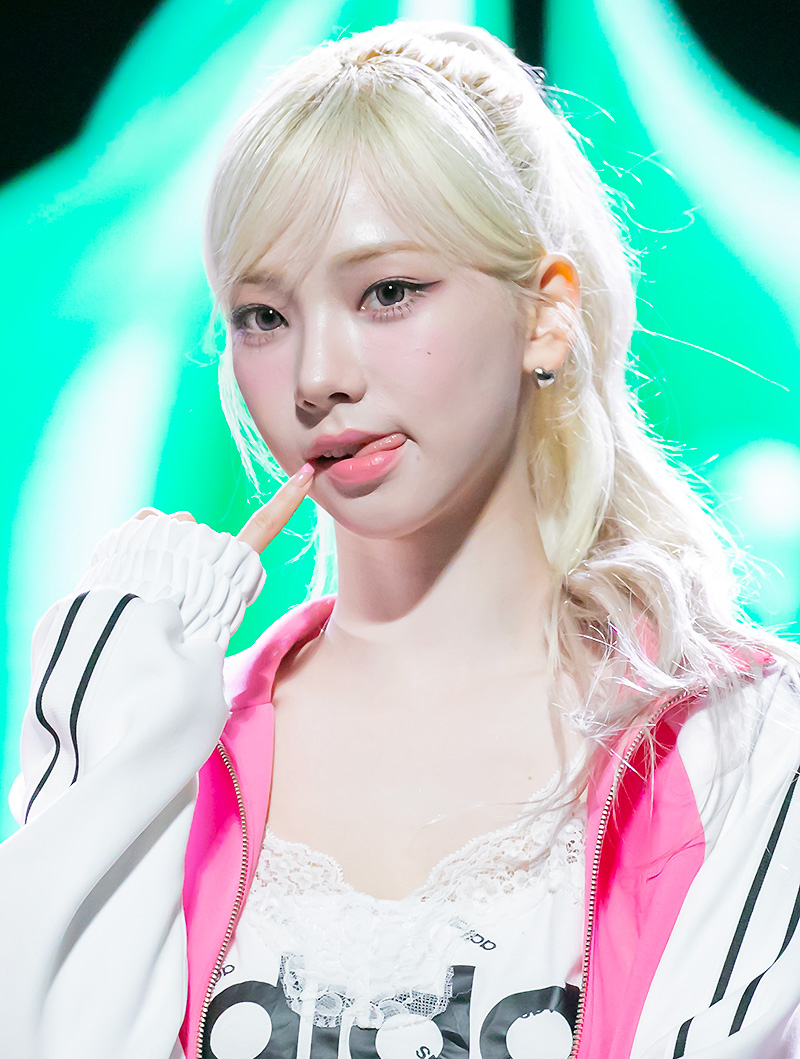 "바비인형" 인형같은 카리나, 금발 완벽 미모 반응은 폭발적이었다.